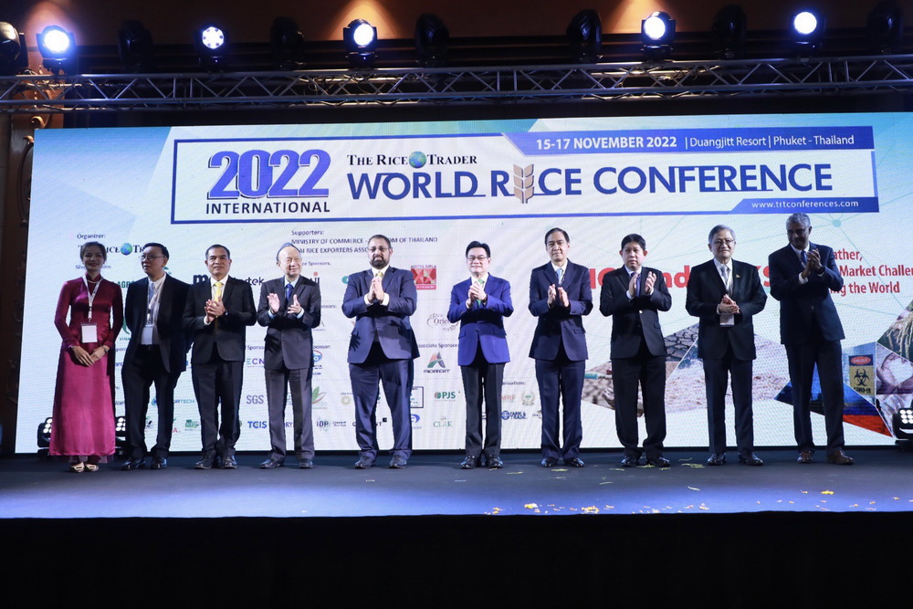 นายจุรินทร์ ลักษณวิศิษฏ์ รองนายกรัฐมนตรีและรัฐมนตรีว่าการกระทรวงพาณิชย์ ...