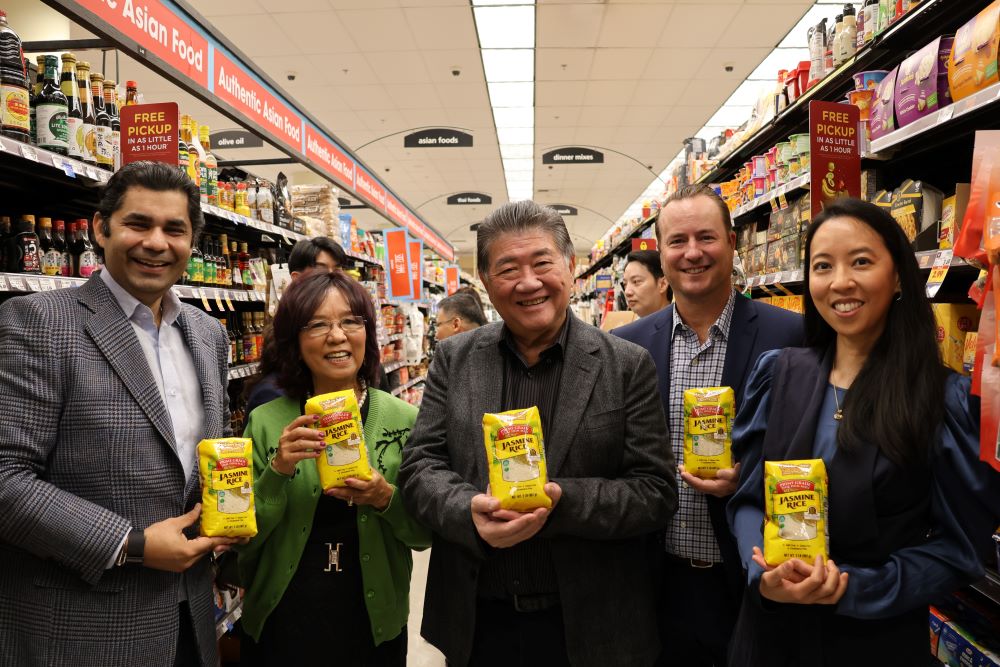 นายภูมิธรรม เวชยชัย รองนายกรัฐมนตรีและรัฐมนตรีว่าการกระทรวงพาณิชย์ เข้า ...