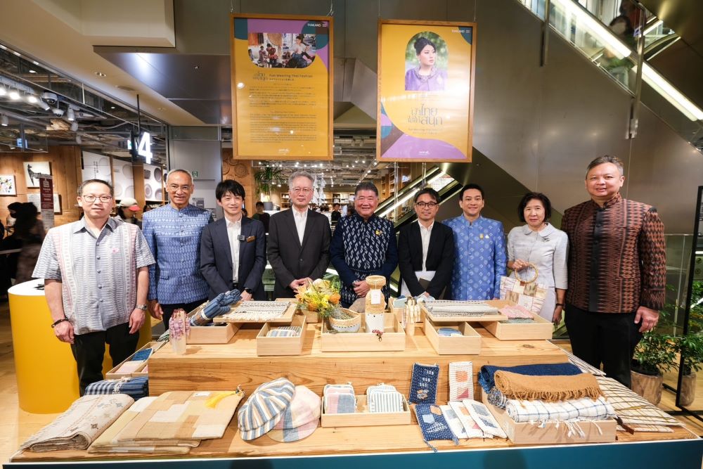 นายภูมิธรรม เวชยชัย รองนายกรัฐมนตรีและรัฐมนตรีว่าการกระทรวงพาณิชย์ ...