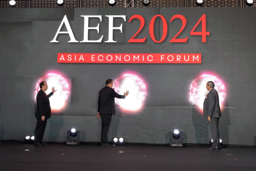 นายสุชาติ ชมกลิ่น รัฐมนตรีช่วยว่าการกระทรวงพาณิชย์ เป็นประธานเปิดงาน ...