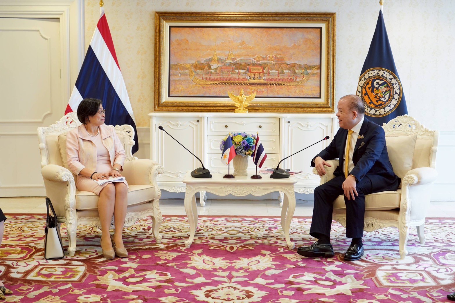 นางมิลลิเซนต์ ครุซ-ปาเรเดส (Mrs. Millicent Cruz-Paredes) เอกอัครราชทูต ...